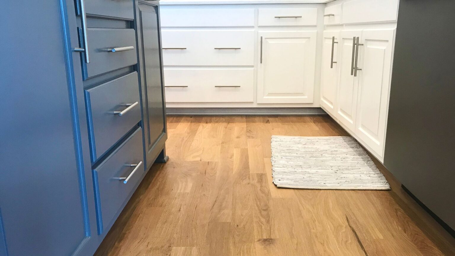 Trends in Dual-Tone Kitchens: Effectively Use Two Paint Colors